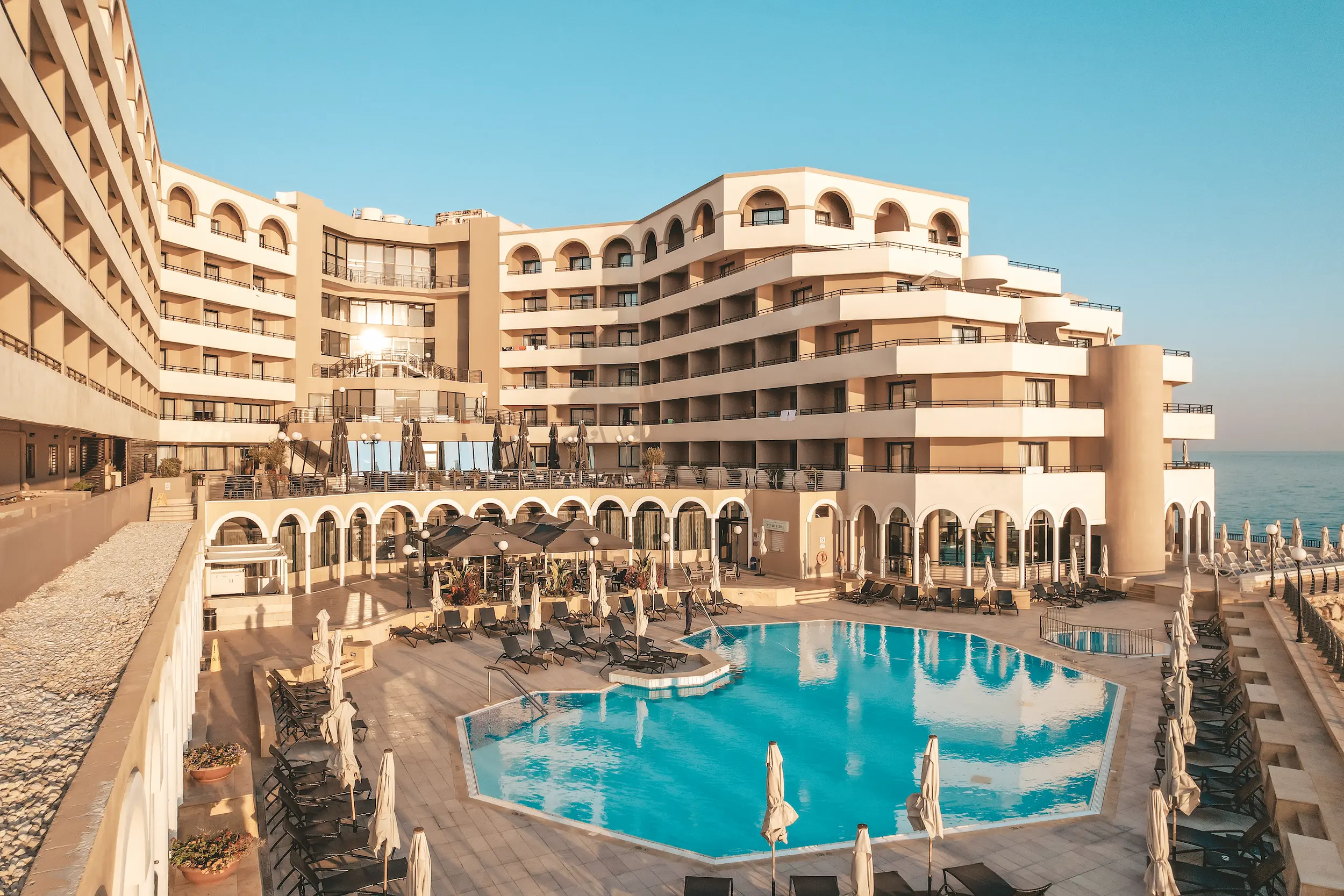 Eine Woche im Radisson Blu St. Julians - 2026 direkt ab Bern
